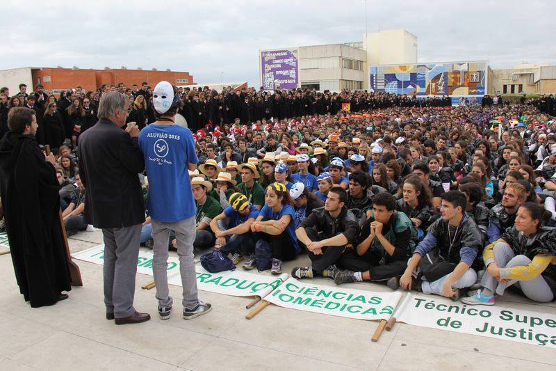 Reitor da Universidade de Aveiro participa na praxe | Esquerda