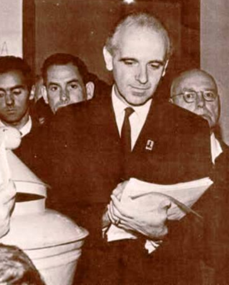 Ditadura encerra faculdade de letras. “Gorilas” agridem estudantes ...